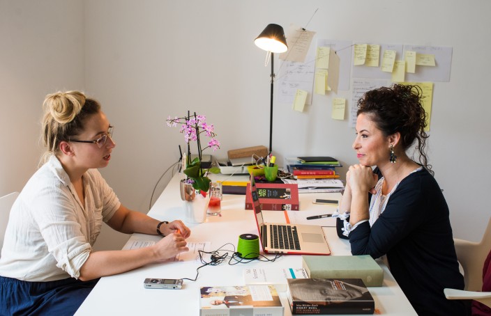 Jonila Godole im Gespräch